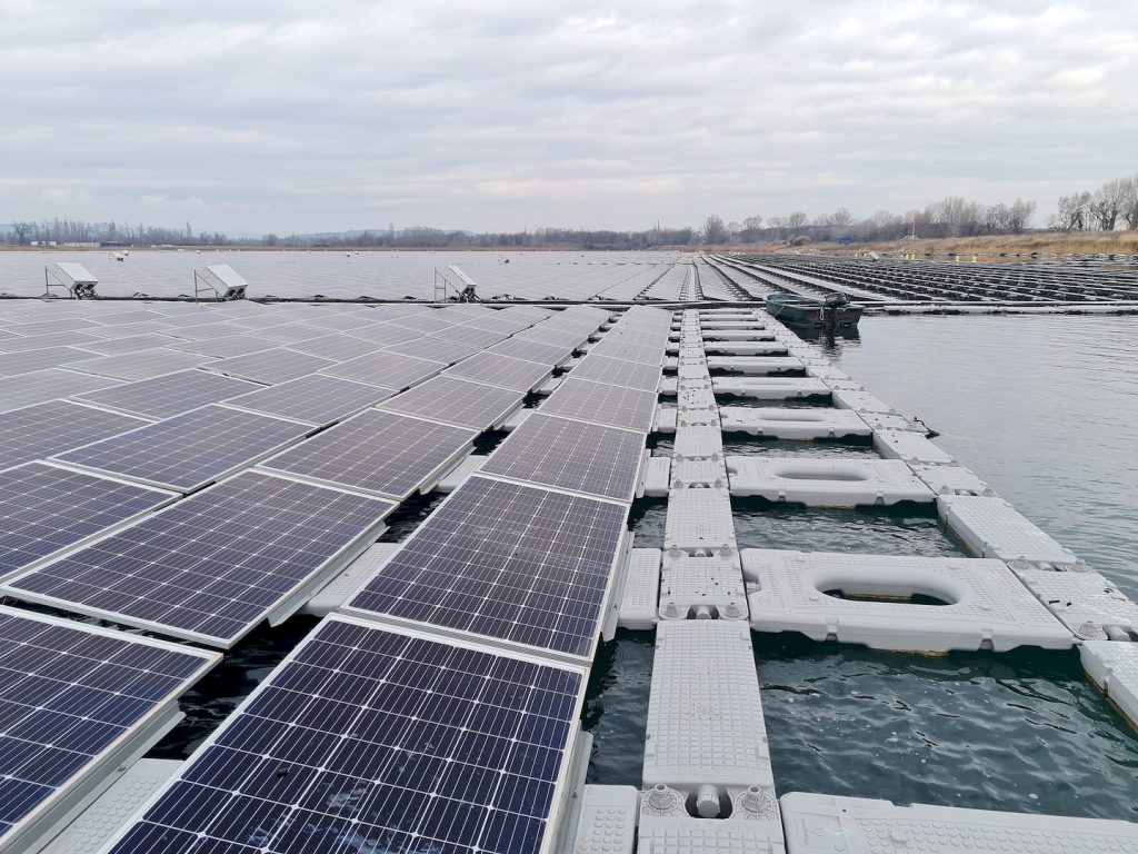 Que devient la première centrale solaire flottante de France