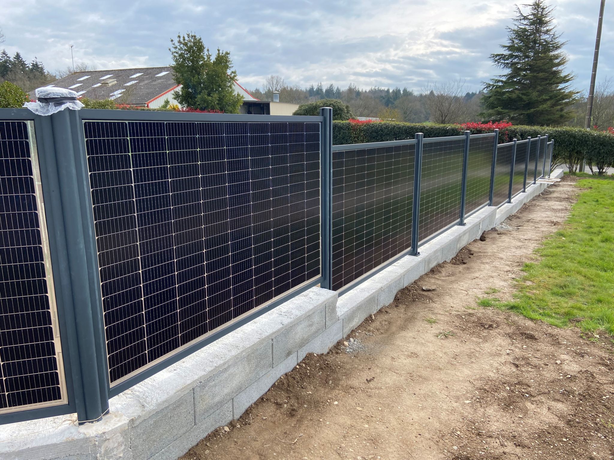 Voici l'étonnante production d'une clôture en panneaux solaires verticaux