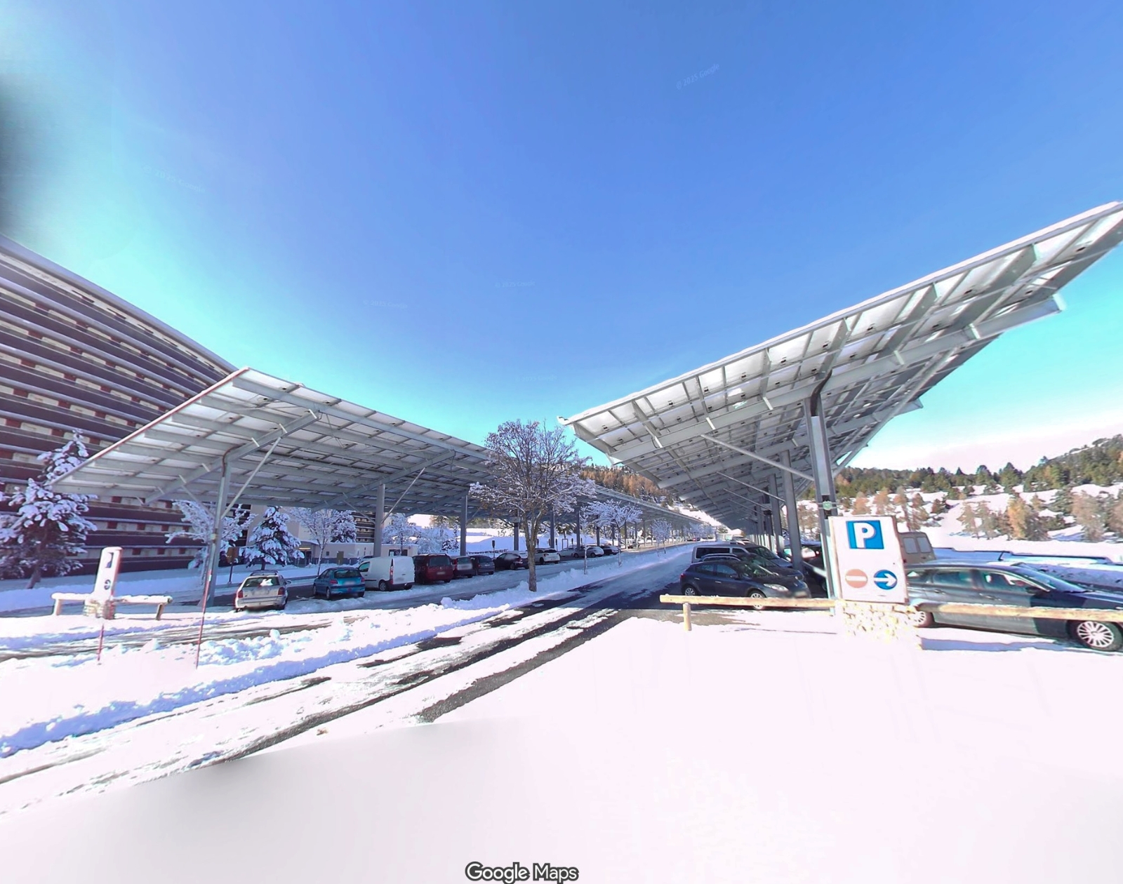 Cette ombrière photovoltaïque géante installée dans une station de ski ...